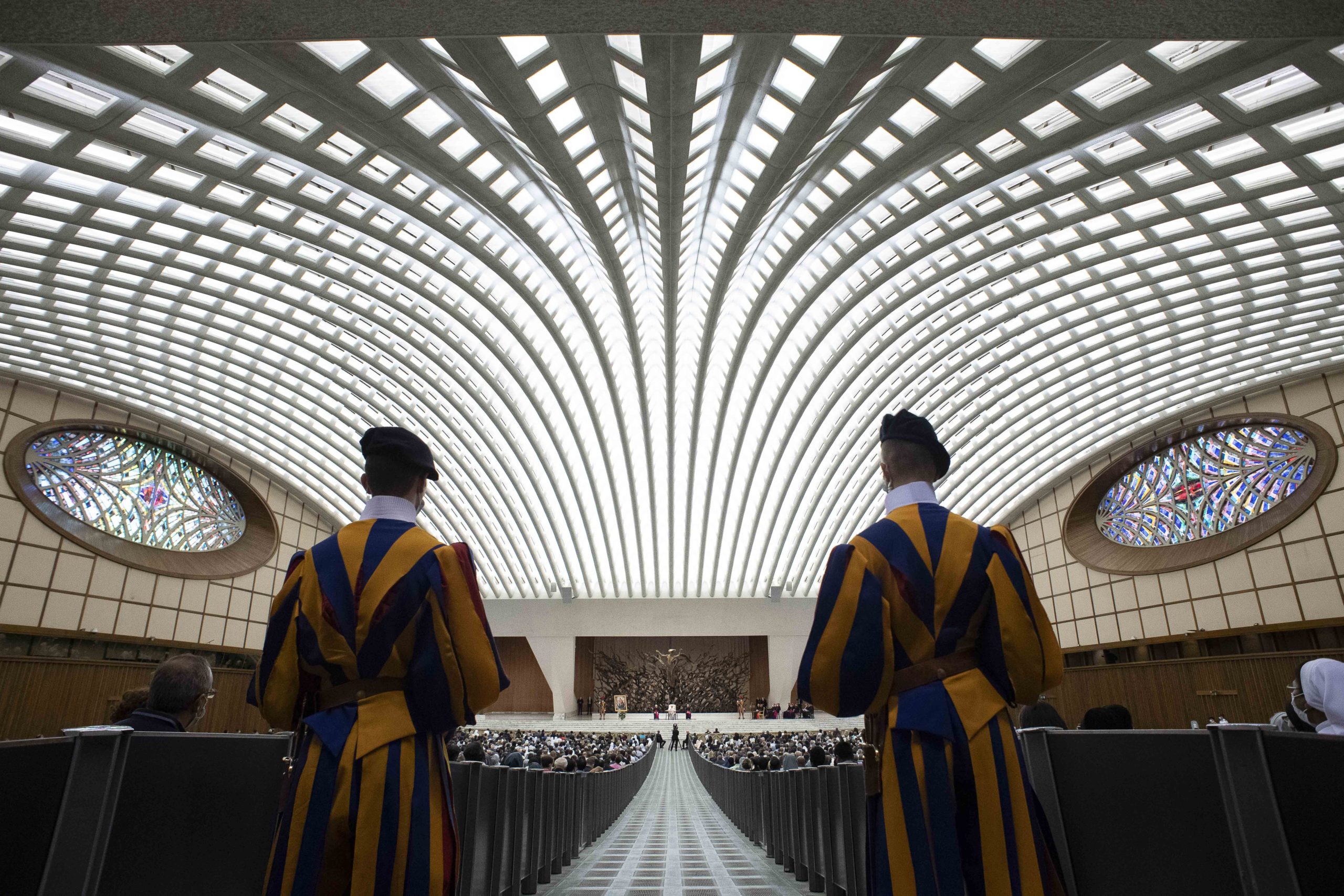 El Vaticano suspenderá el sueldo a los empleados que no tengan el pase ...