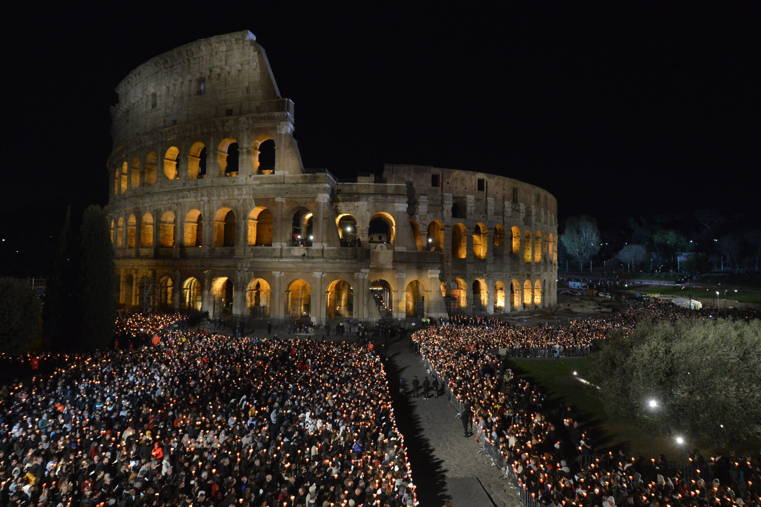 Miles asisten al Vía Crucis del Coliseo | Angelus en Español