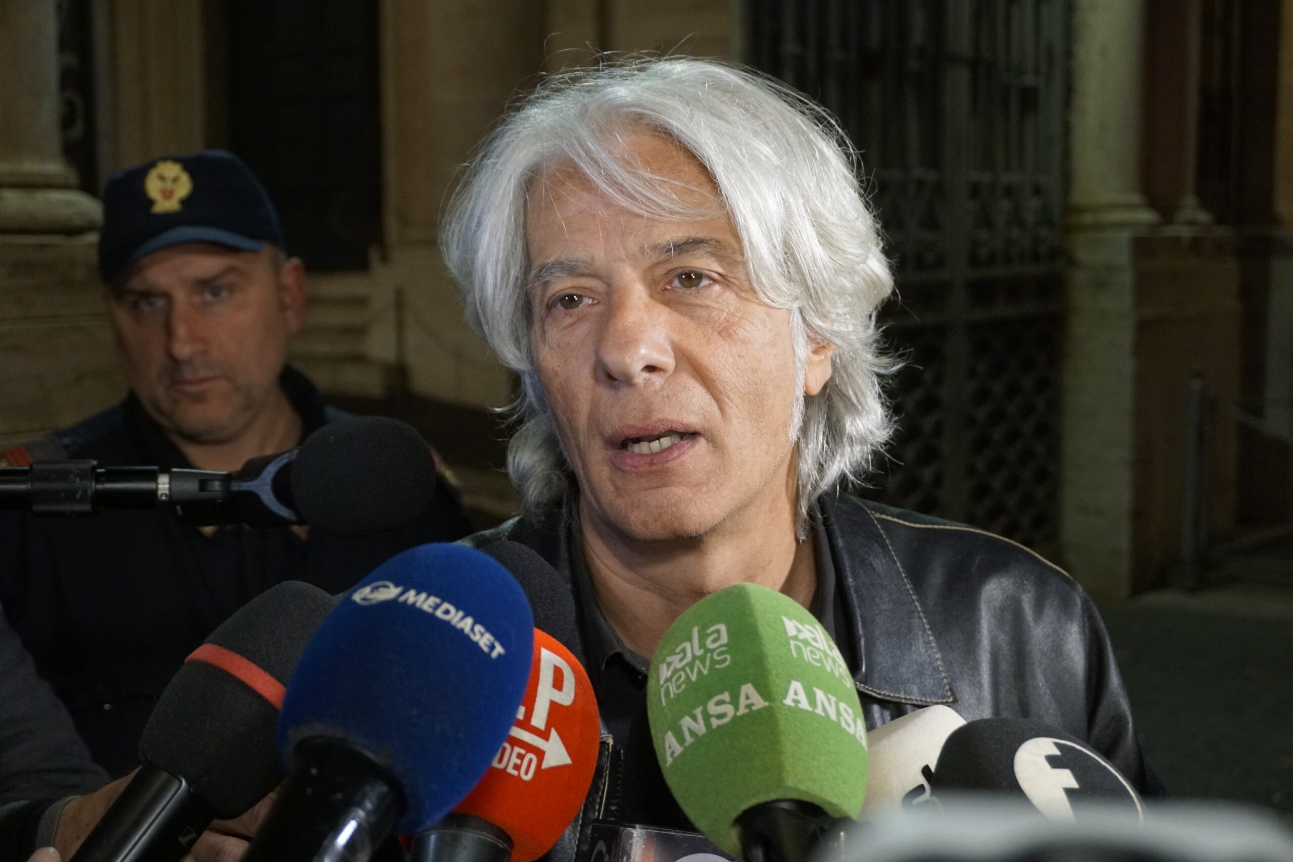 El secretario de San Juan Pablo II niega el papel del Papa en el caso ...