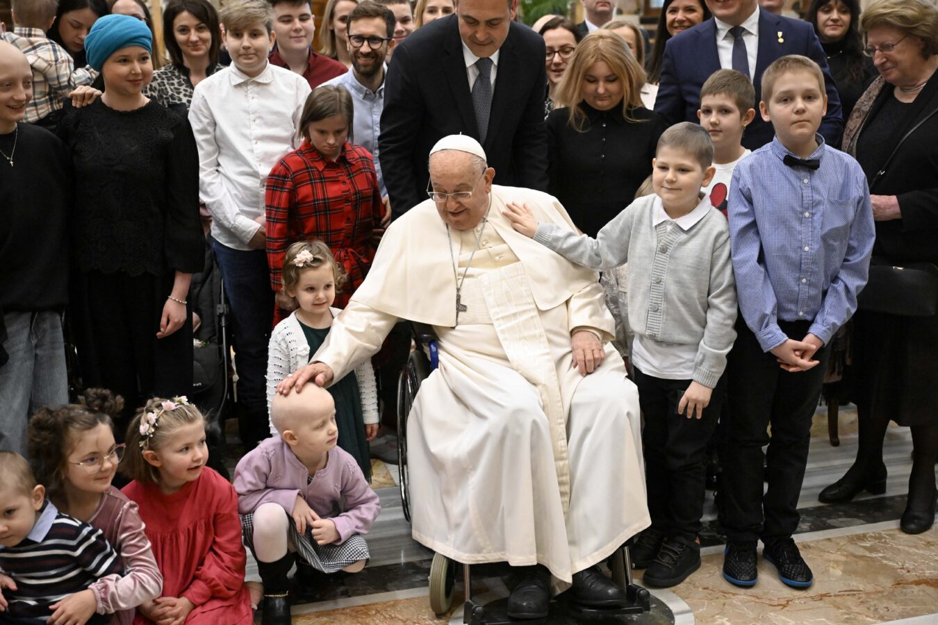 El Papa dice a niños con cáncer que son testigos de esperanza | Angelus ...