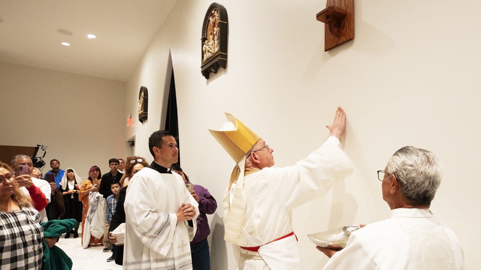 Ángel Guardián en Pacoima dedica su nueva iglesia | Angelus en Español