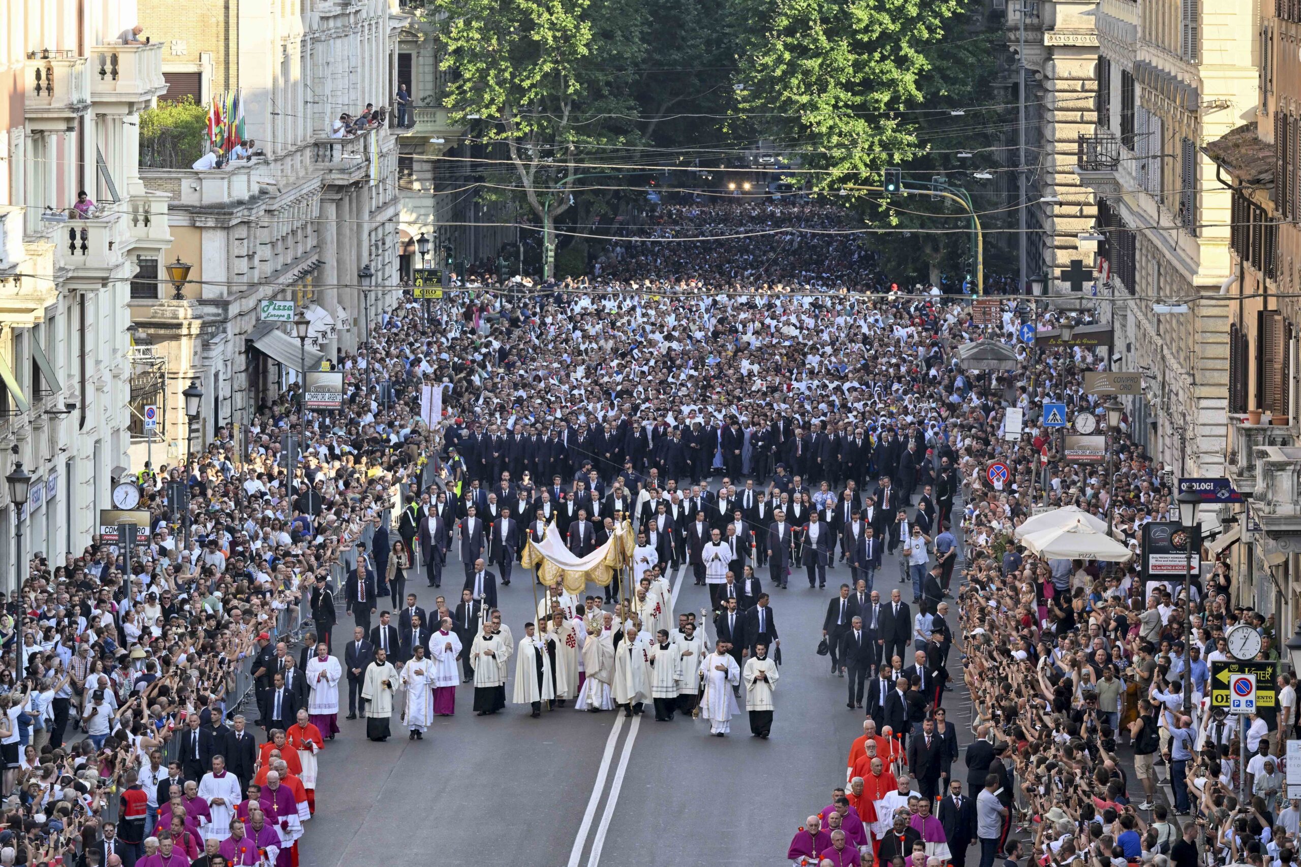 El Papa lidera la procesión del Corpus | Angelus en Español